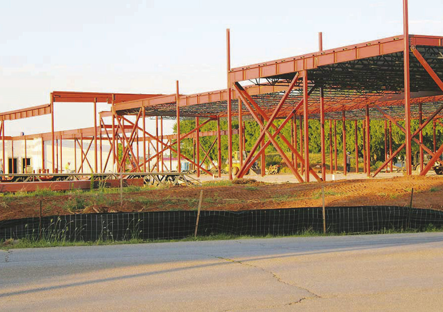 Steel rises for new CMS building | Clinton Daily News